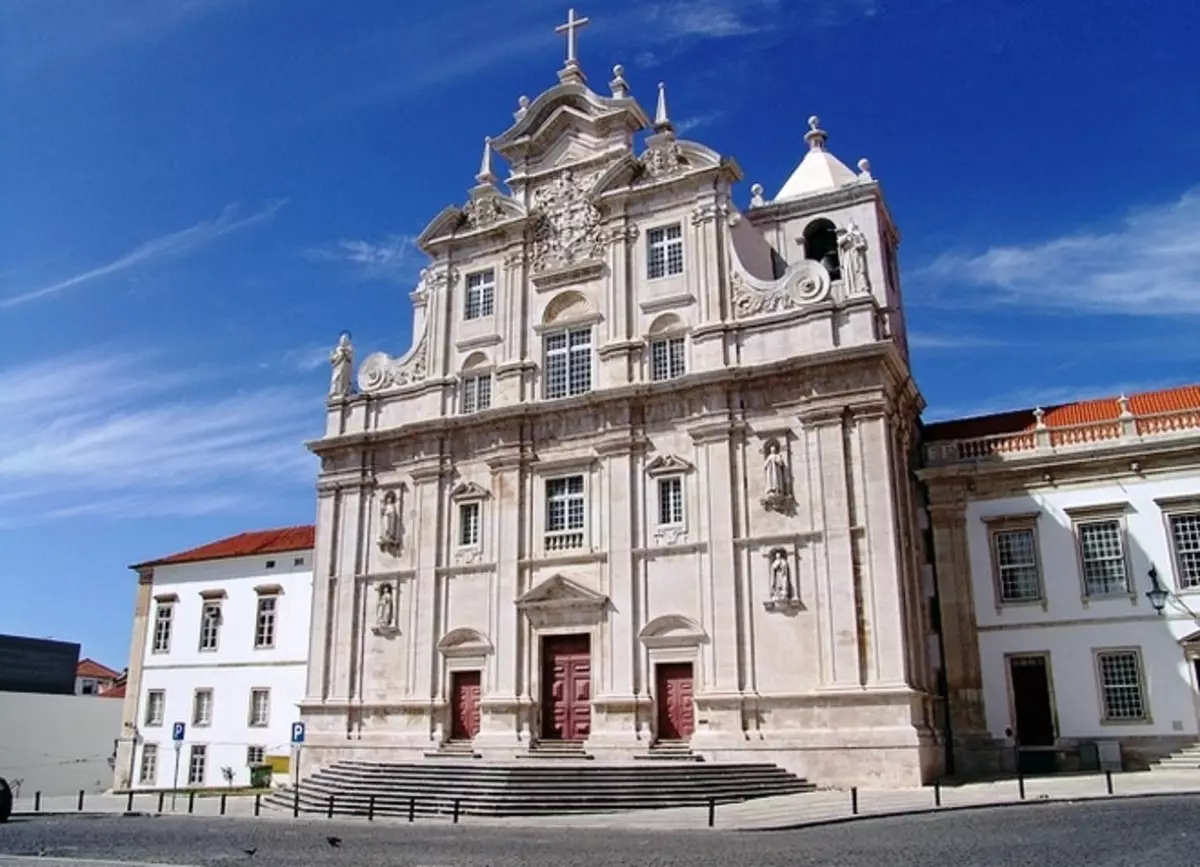 Na arquitectura da catedral trazou unha mestura de varios estilos