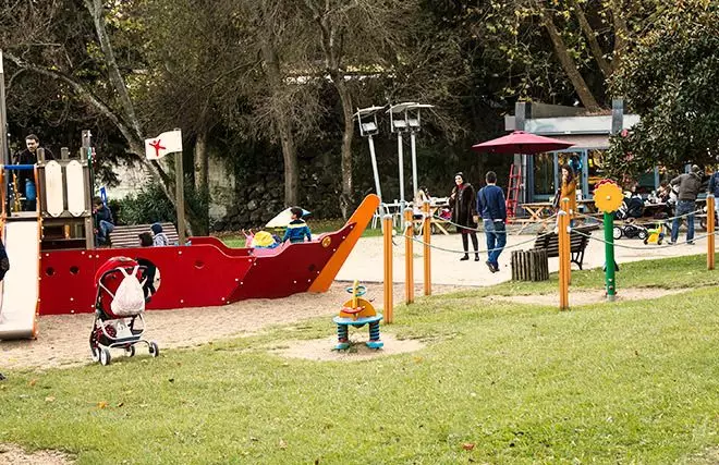Lekplats för barn i parken