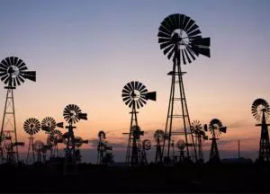 Valle de los molinos de viento en la noche.