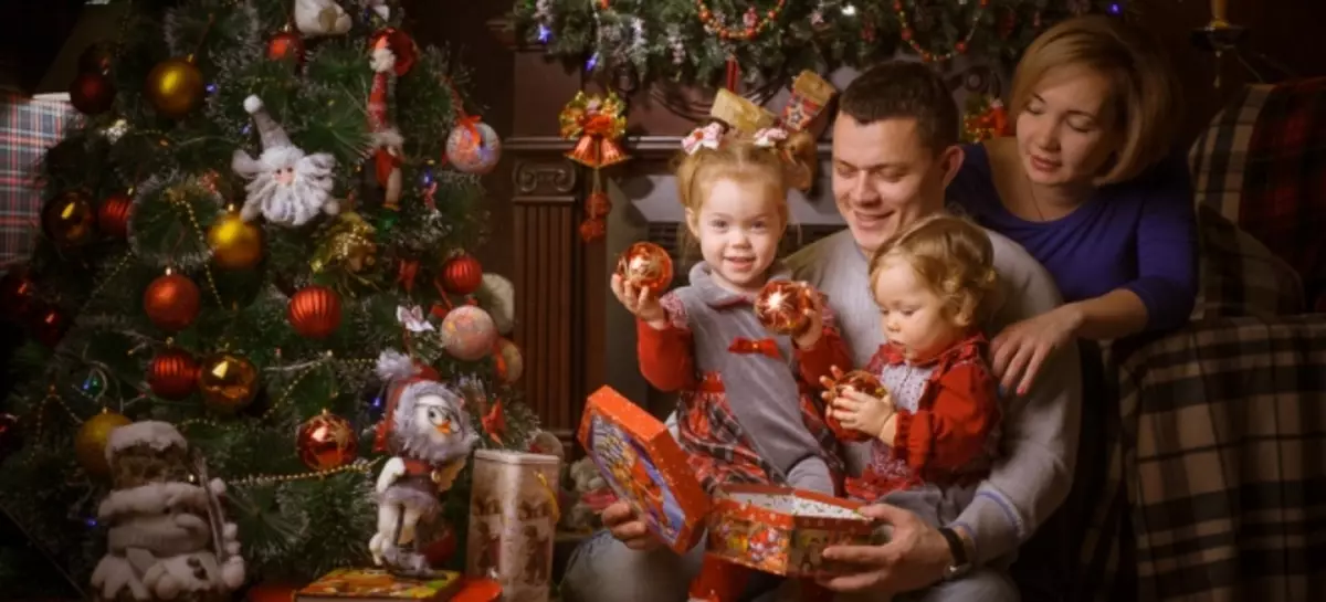 Séance photo de Noël familiale dans les studios - Idées, vêtements, images et poses, look de famille, avec enfant ou enfants