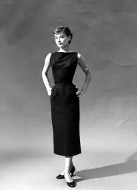 Audrey Hepburn en una falda lápiz