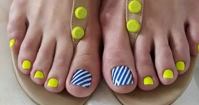 Pedicura estiu 2021 - brillant multicolor ungles amb disseny i el patró