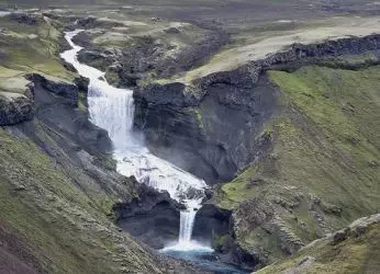 Waterfall ofairfoss en la malvirto de la muroj de Canyon Eldyau