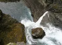 Crystal Clear Water, Shade Massive Stones na may Green Moss