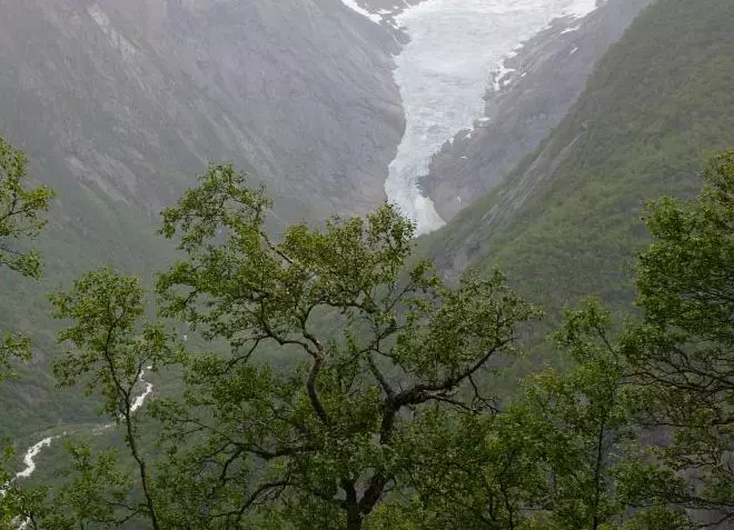 Montagnes dans le parc Yostedalyste