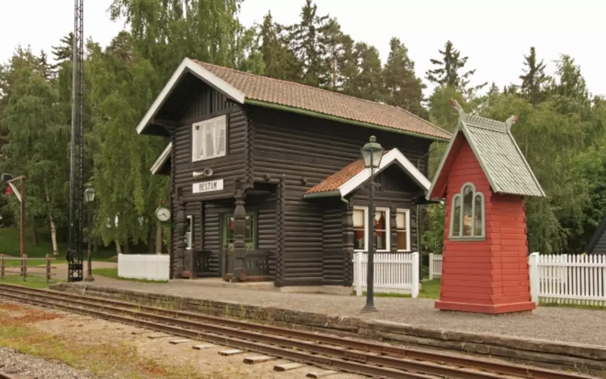 La segunda estación de escena estrecha.