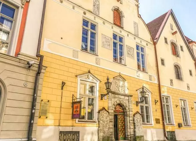 Hotelul Meriton Old Town Hotel este situat într-o clădire istorică