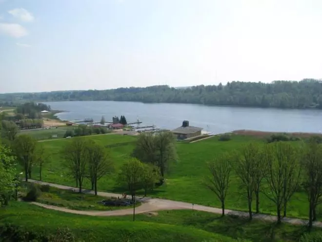 Touristenweg entlang des Sees