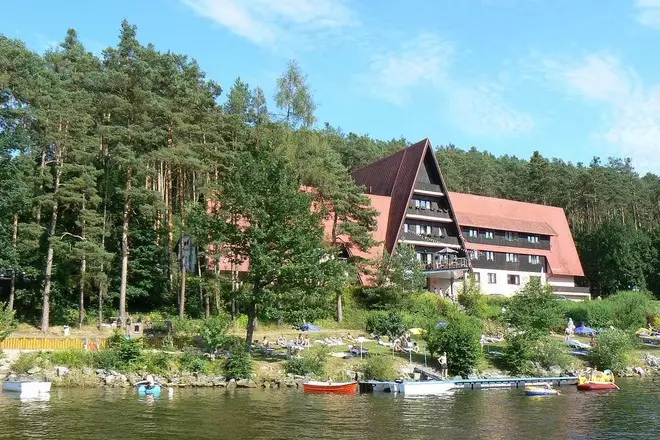 Kölüň golaýynda myhmanhanalar we lager zolaklary