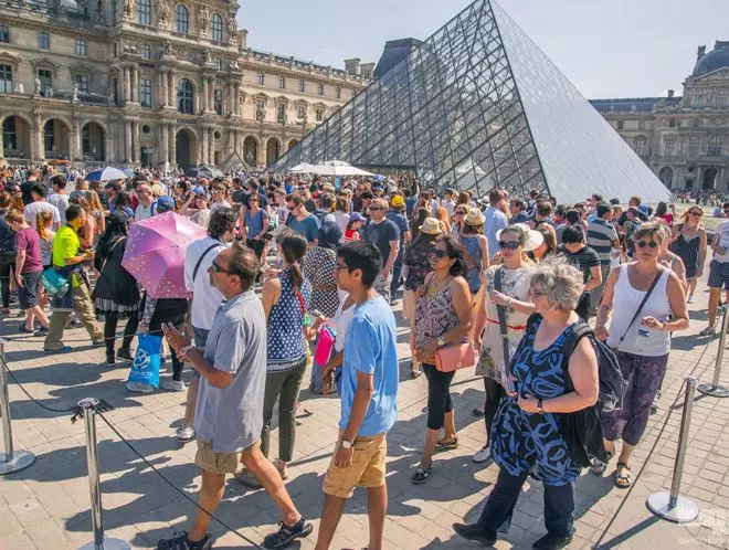 Paris Louvre.