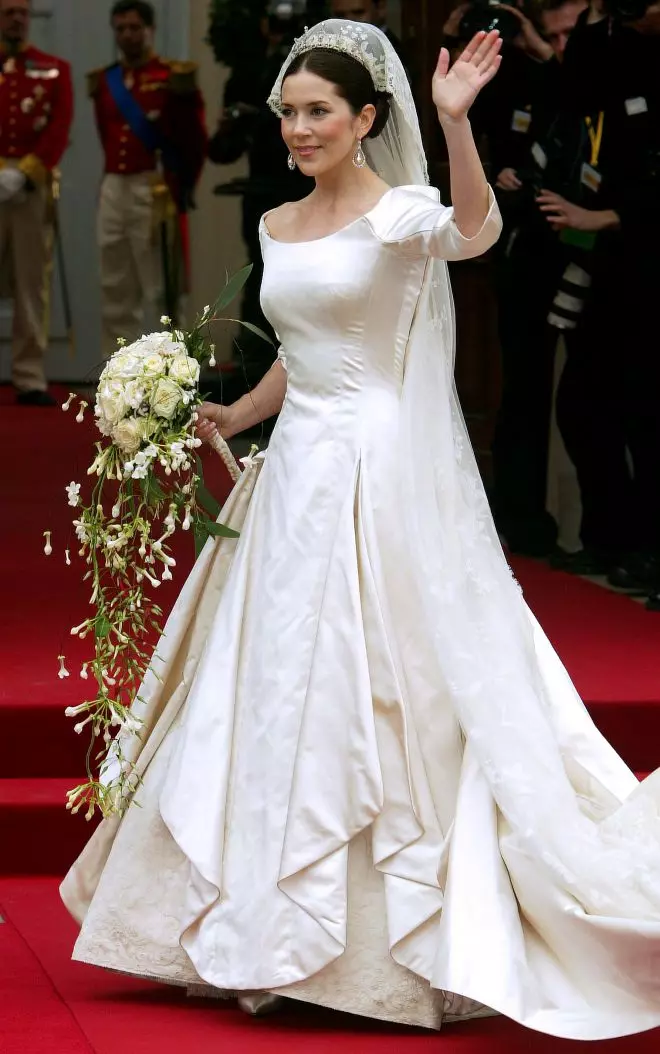 Chica en un vestido de novia