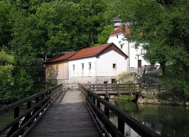 Bridge na osimiri biya na-eduga na nnukwu ụlọ