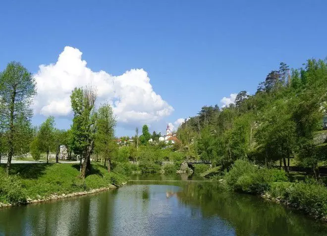 Postojna शहर के पास सुरम्य नदी