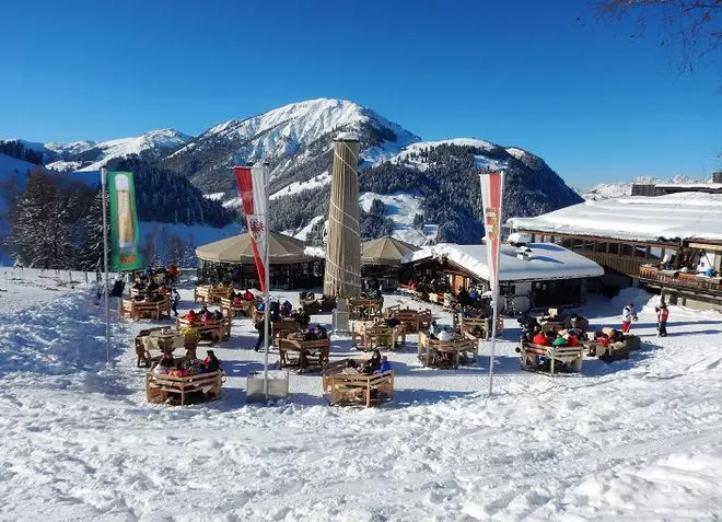 Au complexe, vous pouvez manger juste à l'extérieur