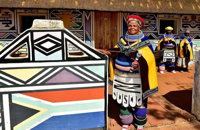 Traditionele decoratie van huizen en kleding van de Neddeel-stam, Zimbabwe