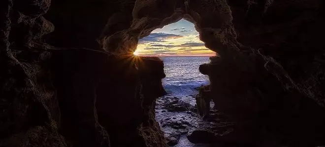 Tilgængelig fra en grotto i form af Afrika med udsigt over Middelhavet