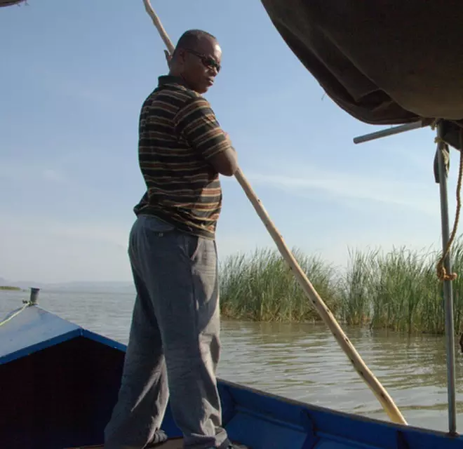 Caminhe no barco no Lago Chammo