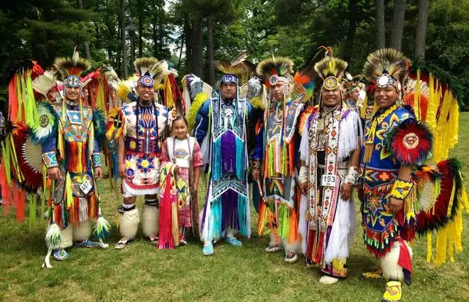 Representantes dos povos indígenas do Canadá em trajes nacionais