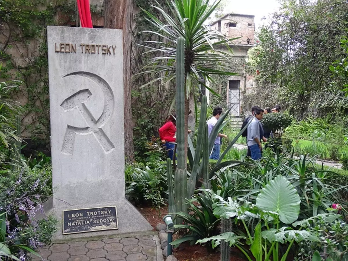 Troitsky's grave and his wife