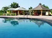 Pool katika Resort ya Pimento Lodge.