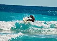 Surfer sur la plage