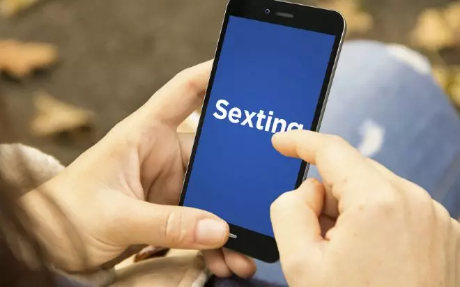 Sexting - كيفية بدء الاتصالات، الخدمات المؤكدة للخطوط الصادرة، والمشاكل المحتملة في المراهقين 4503_3