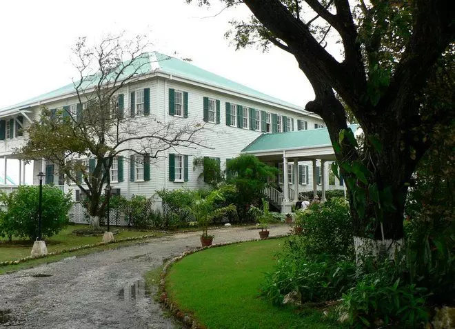 Casa do goberno rodeada de vexetación verde