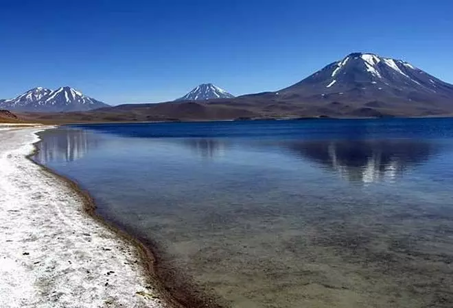 तलाव - एक अविश्वसनीय सुंदर चष्मा आहे