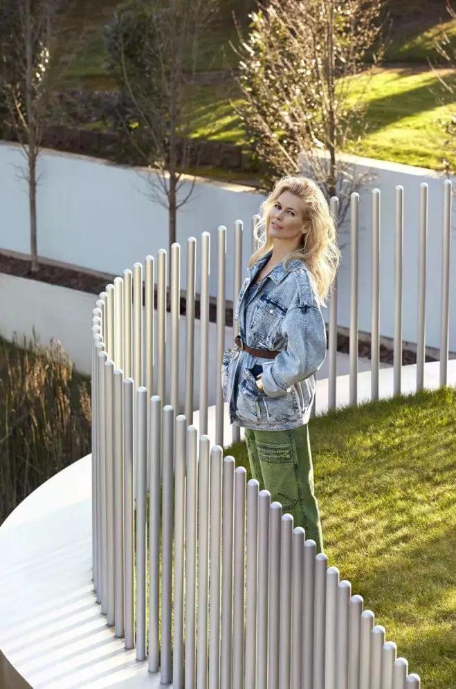 47-jarige Claudia Schiffer speelde in een fotosessie in zijn eigen huis