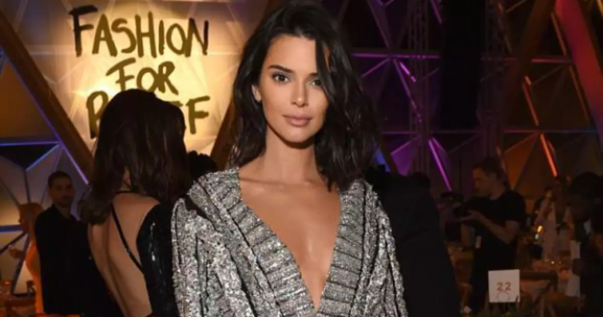 Slimshenka Kendall Jenner fè vant li pafè ak fotoschop