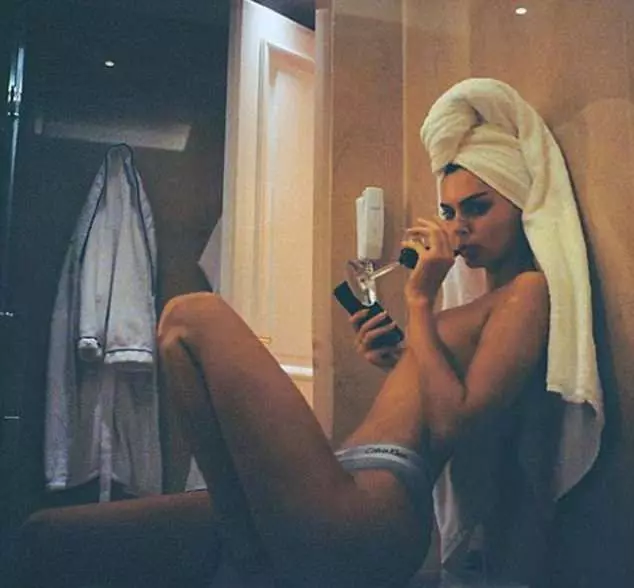 Kendall Jenner Publicado no marco da rede social feito no baño