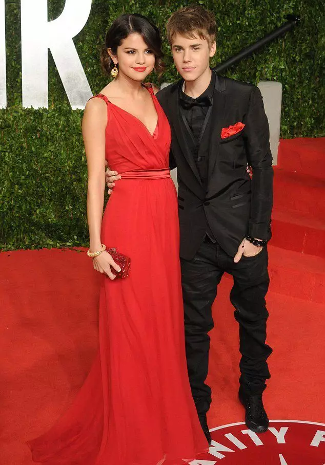 Justin Bieber ak Selenaya Gomez (nan foto a nan 2011)