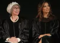 Eva Longoria na Rita Moreno wanasubiri upande wao wa kufanya