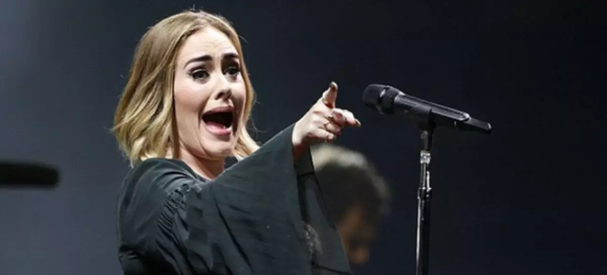 Ang Adele nagputol sa 33 ka beses alang sa usa ka 90-minuto nga konsyerto