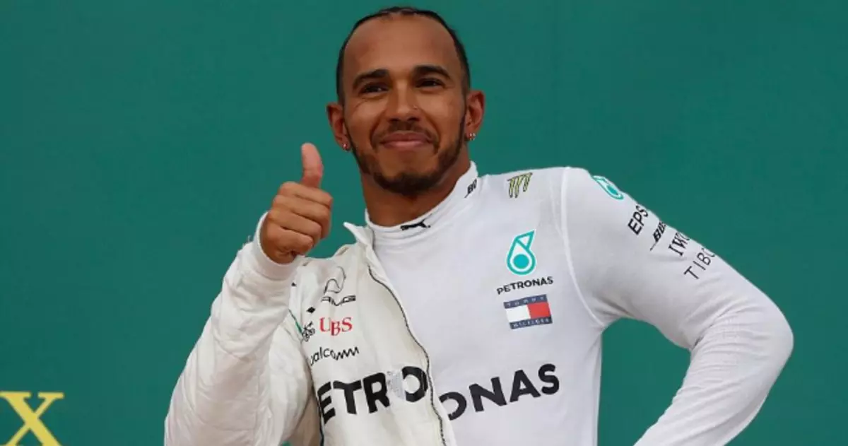 Lewis Hamilton memulai halaman di situs kencan