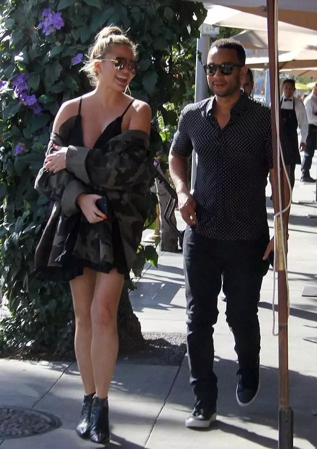 Krissy Teigen dan John Ledgend berjalan-jalan