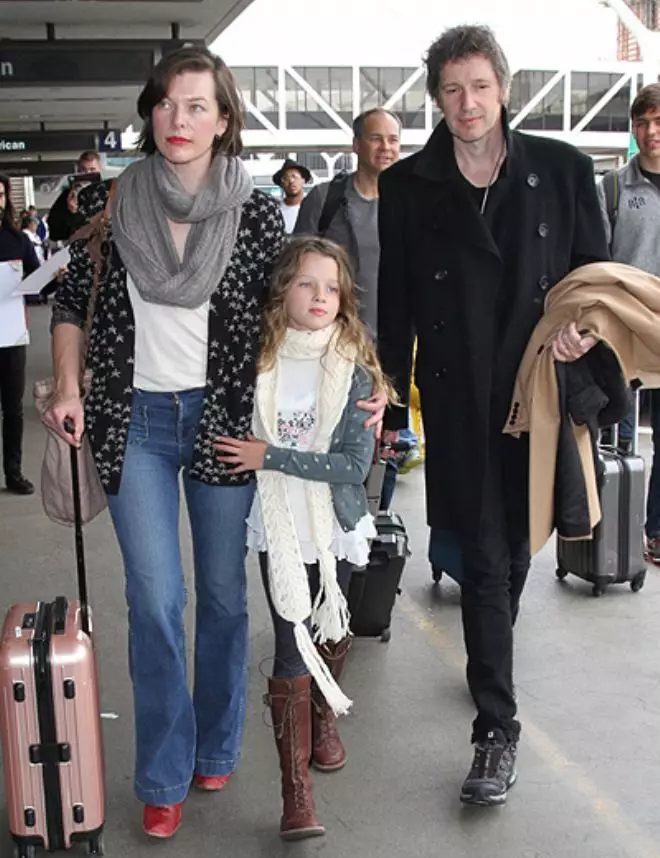 Molino Yovovich con su cónyuge Paul Anderson e hija.