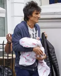 Mayıs ayında, meslektaşı Jagger Ronnie Wood ikizlerin babası oldu