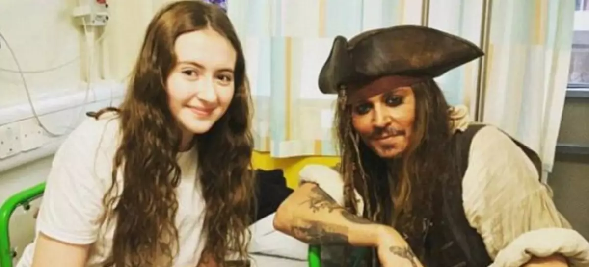 Johnny Depp käveli lasten sairaalaan Jack Sparrow Costume