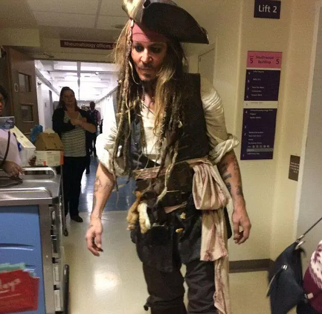 Johnny Depp besøkte et barnas sykehus i London i Jack Sparrow Costume