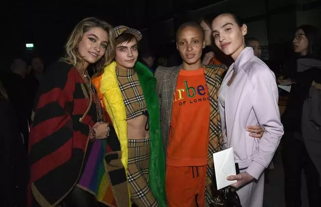 Paris Jackson dan Kara Middes di Fashion Week di London