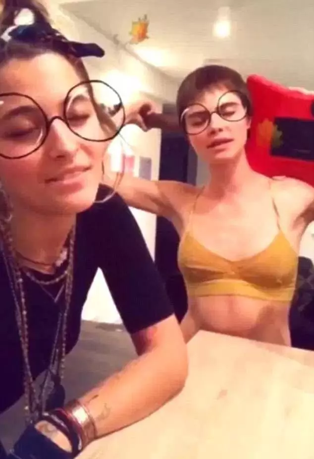 Wêne ji Instagram Kara Melievin