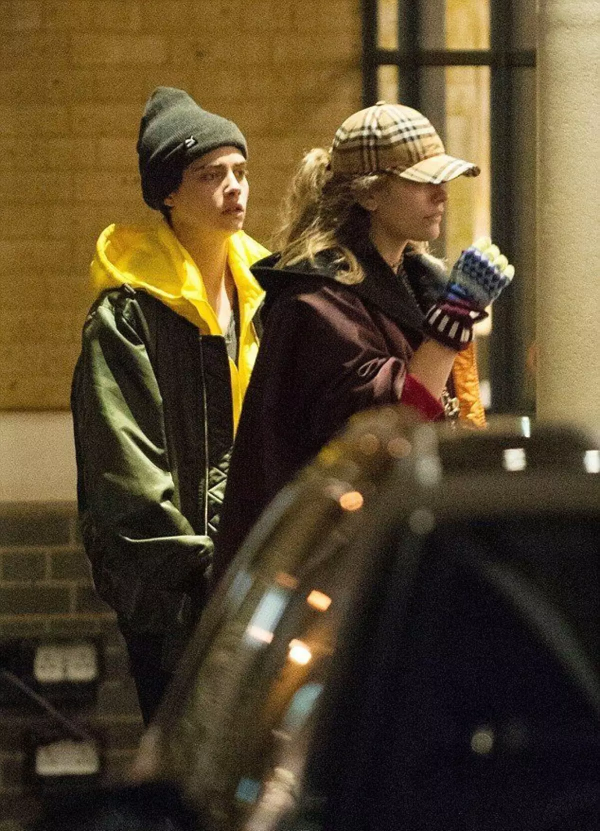 Paris Jackson y Kara Melievin corriendo al hotel.