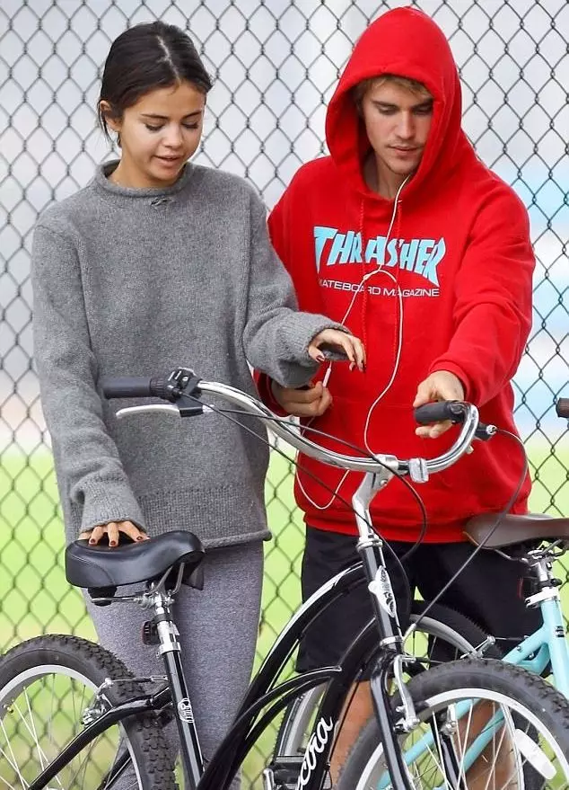 Selena Gomez le Justin Bieber Ride baesekele