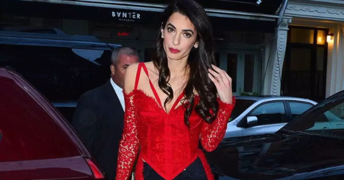 Imej hari: amal clooney di atas renda merah dengan gelung