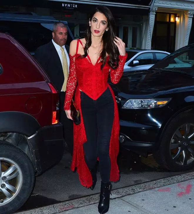 Amal Clooney op in feestje yn New York