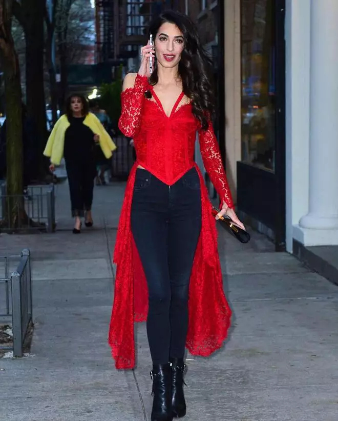 Amal Clooney terburu-buru ke pesta