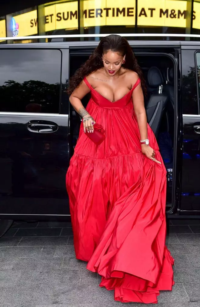 Rihanna í Giambattista Valli