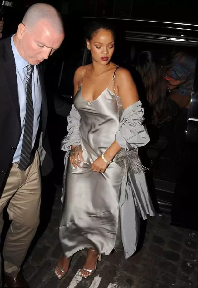 Rihanna i nærheten av St. Martins Lane Hotel i London