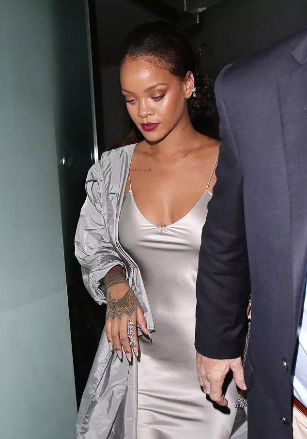 Rihanna į montavimo suknelę